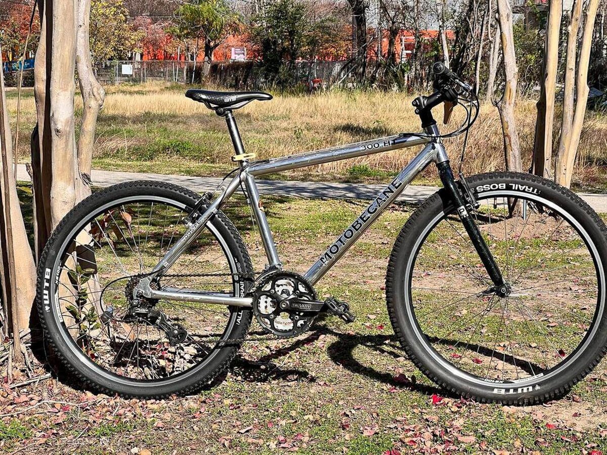 Motobecane 300 HT 18" Silver - PRE-LOVED - www.eadobikeco.com